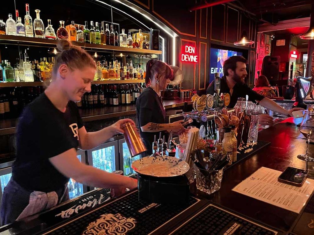 Den Devine Restaurant & Music Hall, Broadbeach - International ...