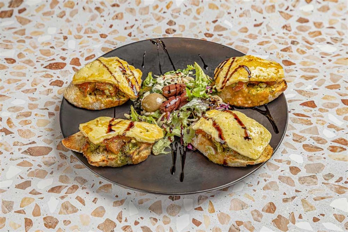 Den Devine Restaurant & Music Hall, Broadbeach - International ...