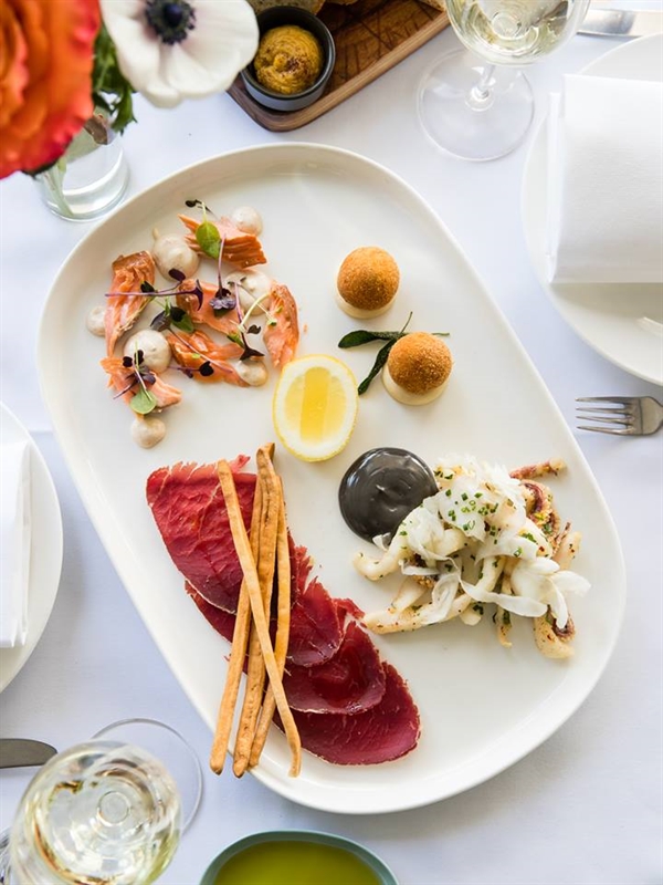 Manta Restaurant and Bar, Woolloomooloo - Menus, Phone, Reviews | AGFG